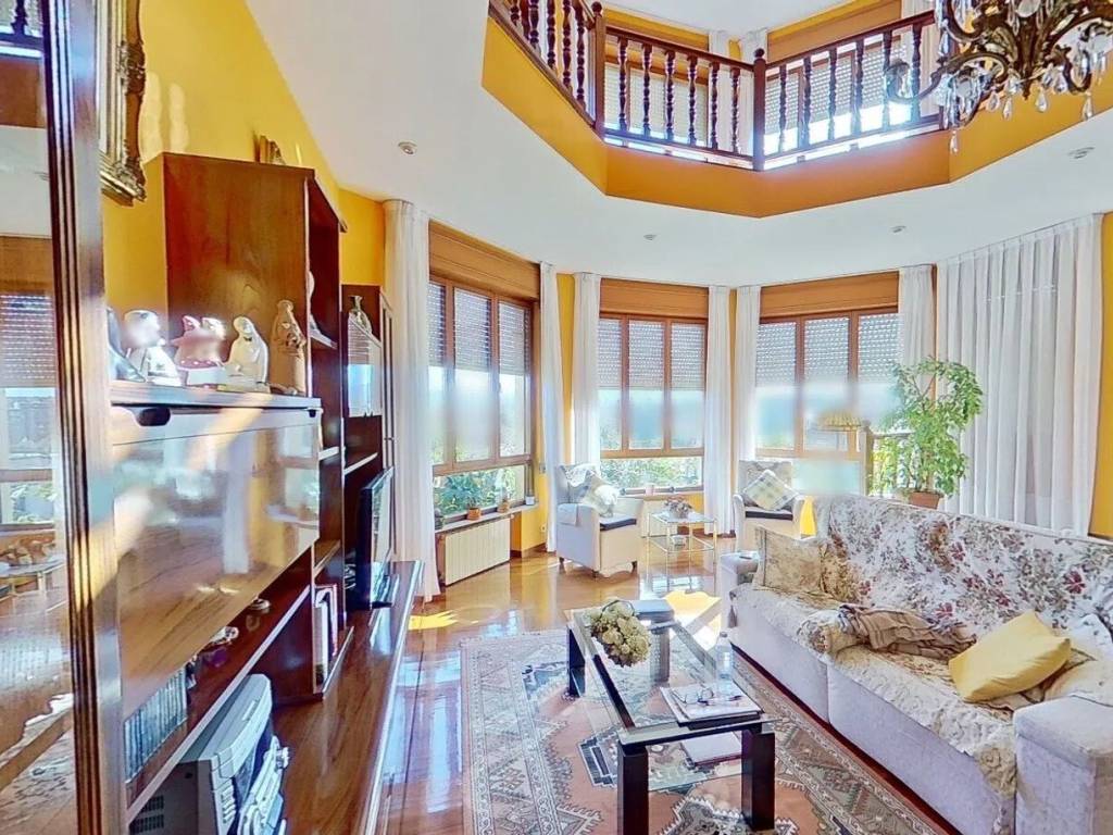 Venta Chalet en Avenida De Pando Oviedo. Buen estado, plaza de aparcamiento, con terraza ...