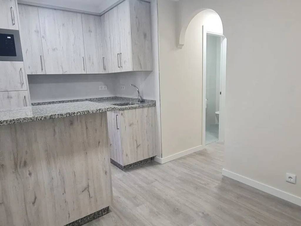 Venta Piso Santiago de Compostela. Piso de dos habitaciones en Calle De ...